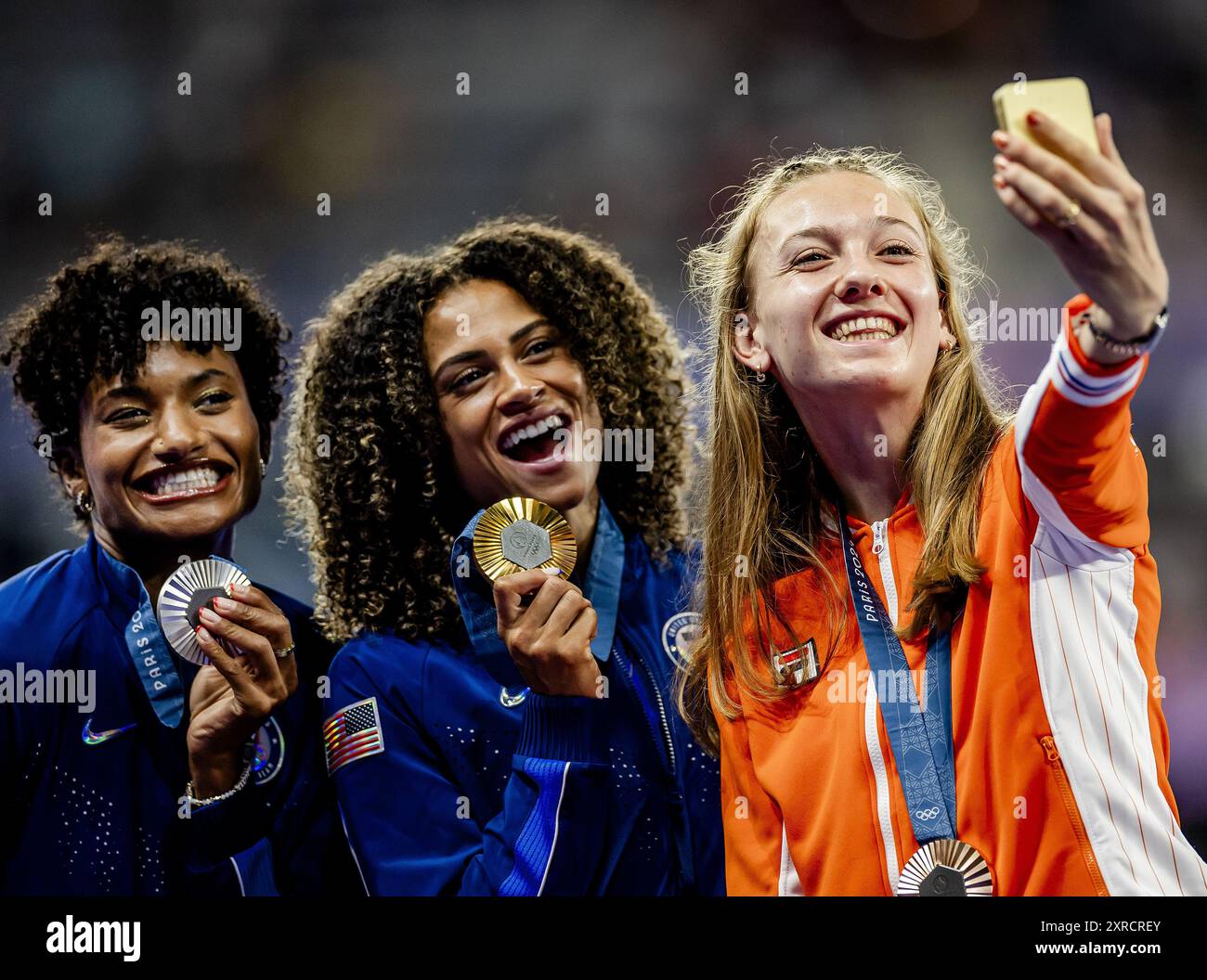 PARIS - Femke bol prend un selfie avec sa médaille de bronze avec Anna ...