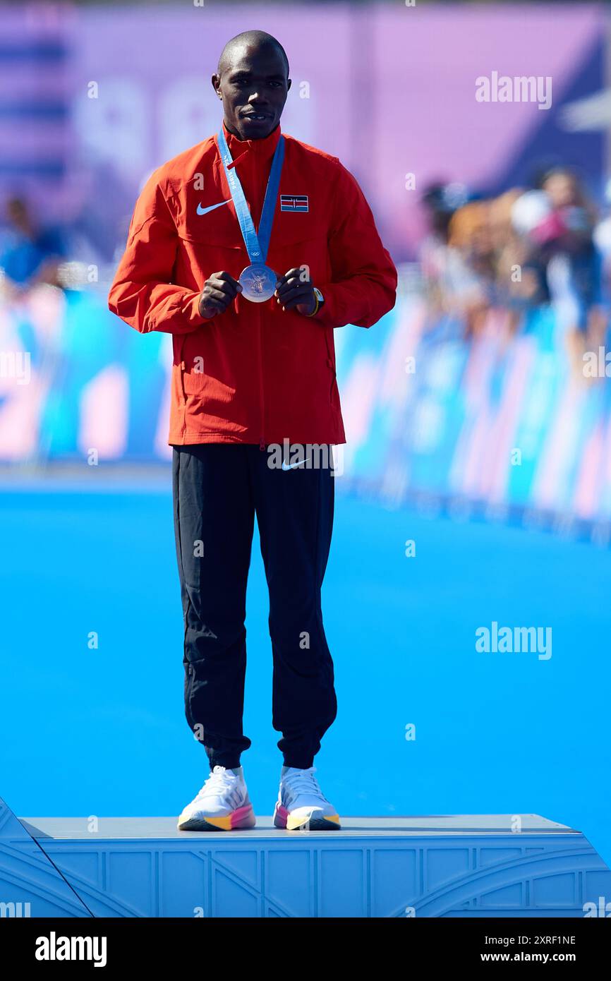Paris, France. 10 août 2024. Le médaillé de bronze Benson Kipruto de l'équipe Kenya (R) pose sur ...