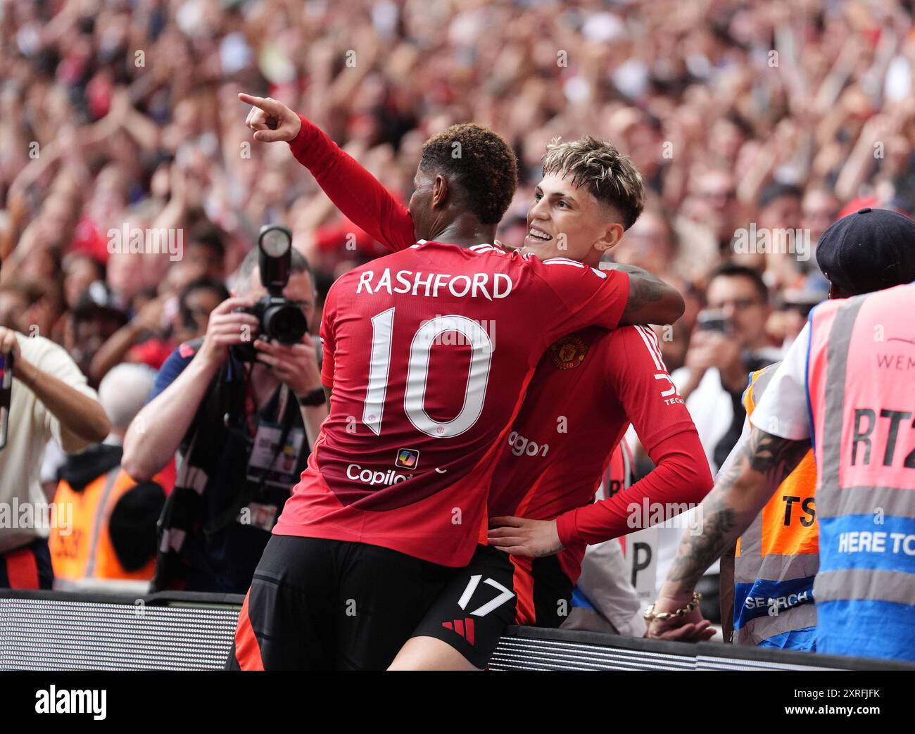 Alejandro Garnacho de Manchester United (à droite) célèbre avec son ...