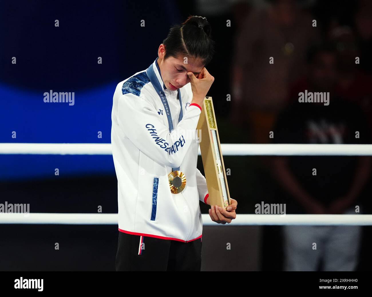 Lin Yu Ting de Taipei chinois avec sa médaille d'or après la finale de ...