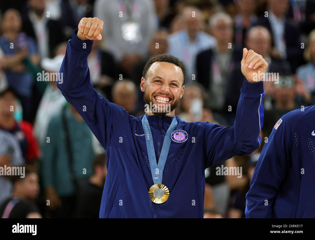 PARIS, FRANCE - 10 AOÛT : Stephen Curry, des États-Unis, célèbre la ...