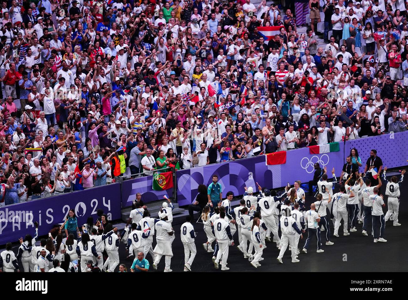 Le geste de la foule vers Team France à leur arrivée dans le stade lors ...