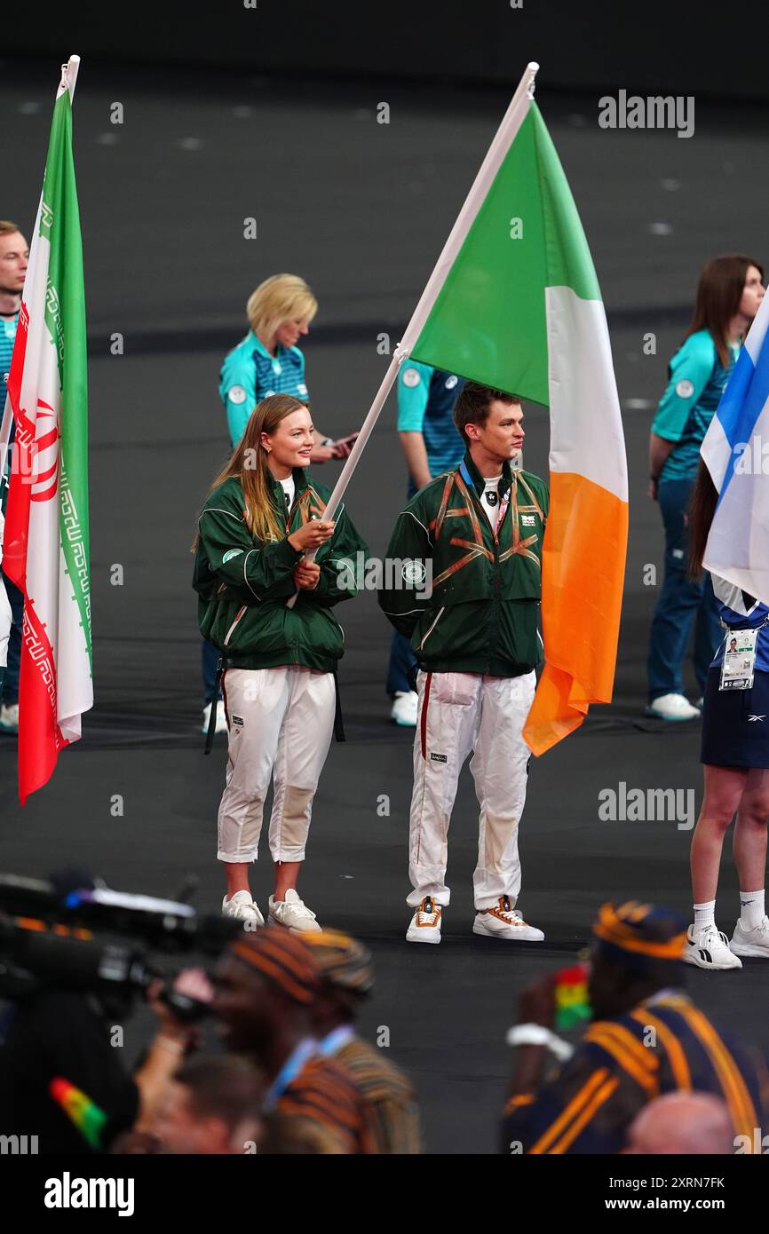 Les Flagbearers irlandais Fintan McCarthy et Mona McSharry lors de la ...