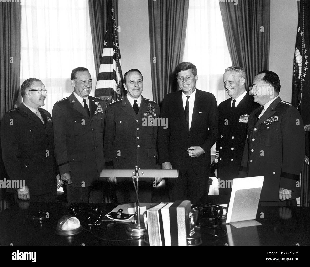 Le président américain John Kennedy (3e à partir de la droite ...