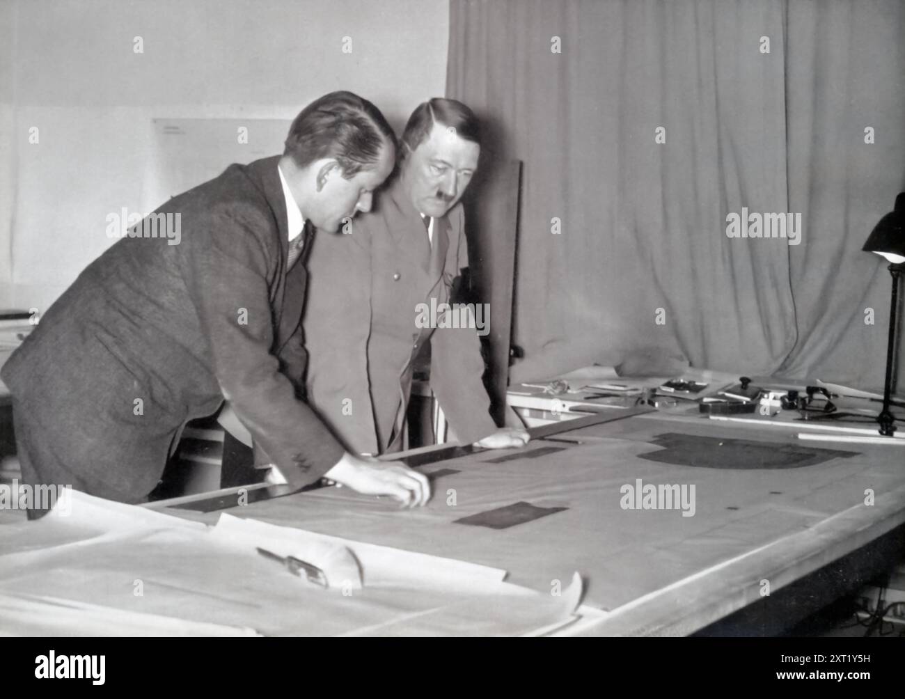 La photographie représente Adolf Hitler aux côtés de son architecte, le ...