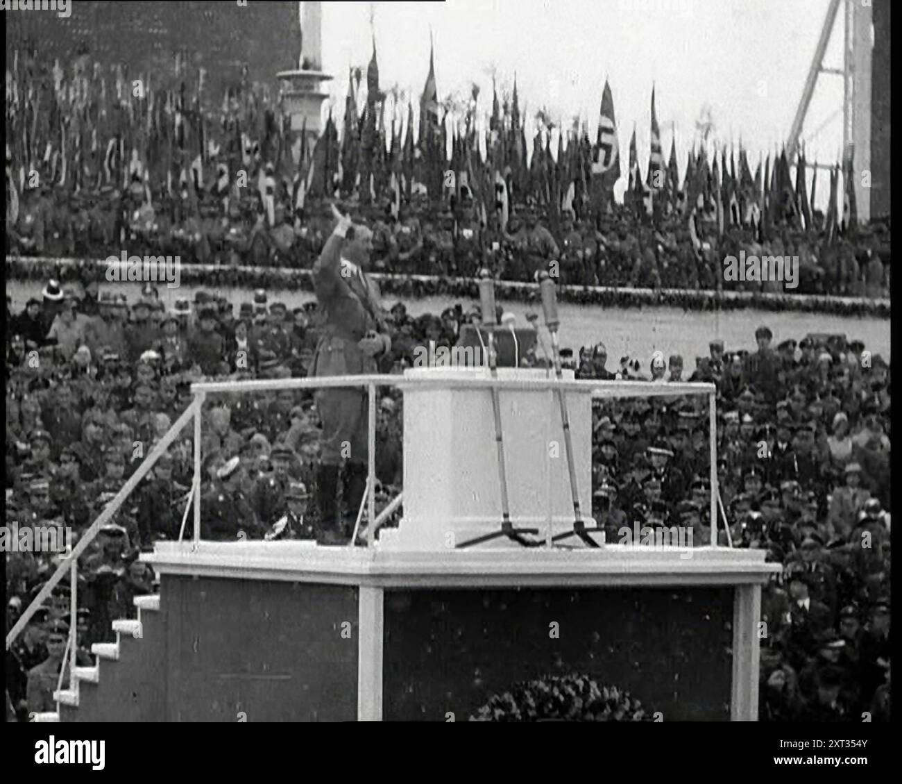 Adolf Hitler faisant signe à une foule nombreuse, dans les années 1930 ...