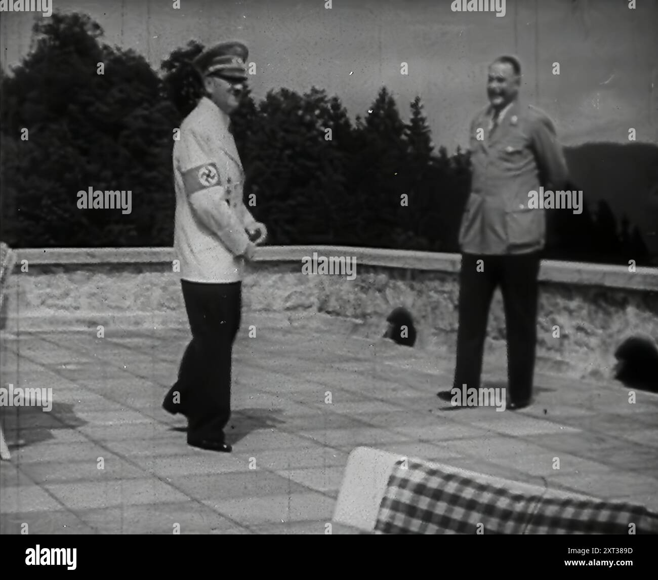 Adolf Hitler danse au Berghof, 1942. Seconde Guerre mondiale. 'A ...