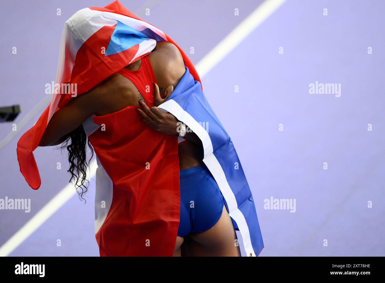 Jasmine Camacho-Quinn, de Porto Rico, embrasse Cyrena Samba-Mayela, de France, alors qu'elle ...