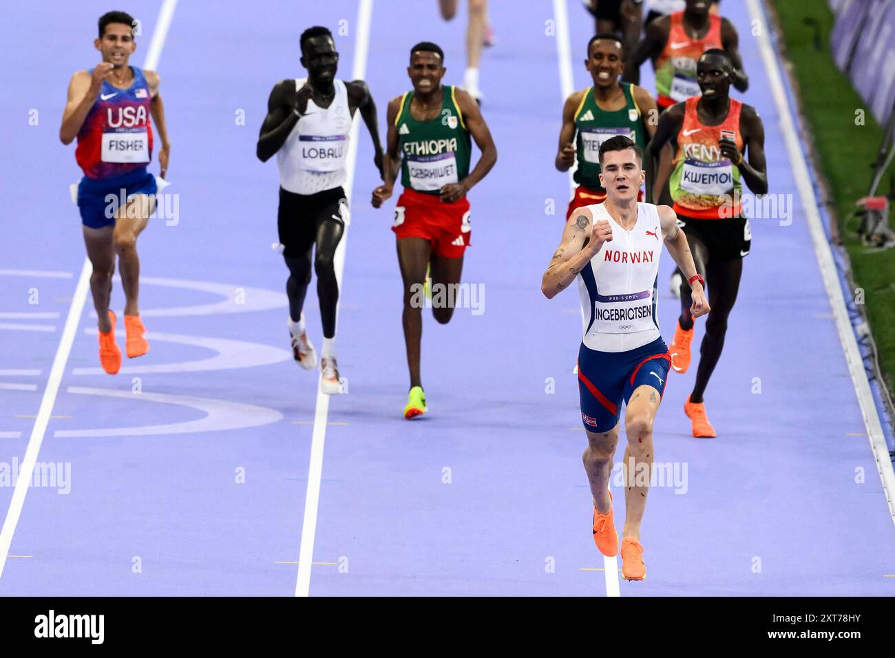 Le norvégien Jakob Ingebrigtsen (R) participe à la finale du 5000m masculin aux Jeux Olympiques ...