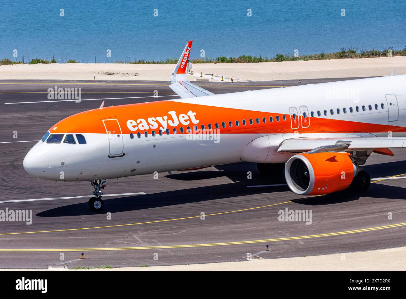 EasyJet Airbus A321neo Flugzeug Flughafen Korfu in Griechenland Korfu, Griechenland - 8. Juni ...