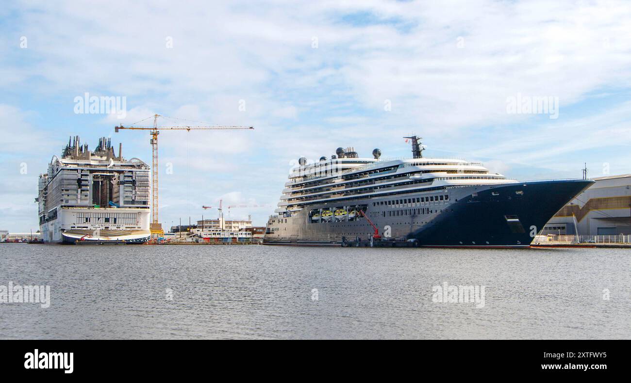 Grand navire de croisière MSC en cours de construction dans un chantier ...