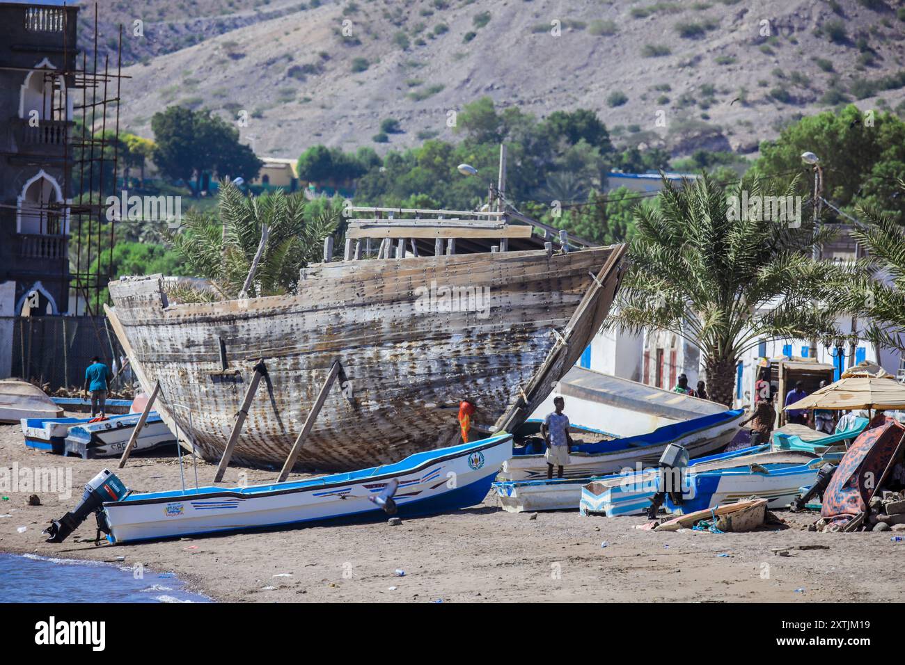 Tadjoura, Djibouti - 09 novembre 2019 : bateaux colorés dans l'eau de ...