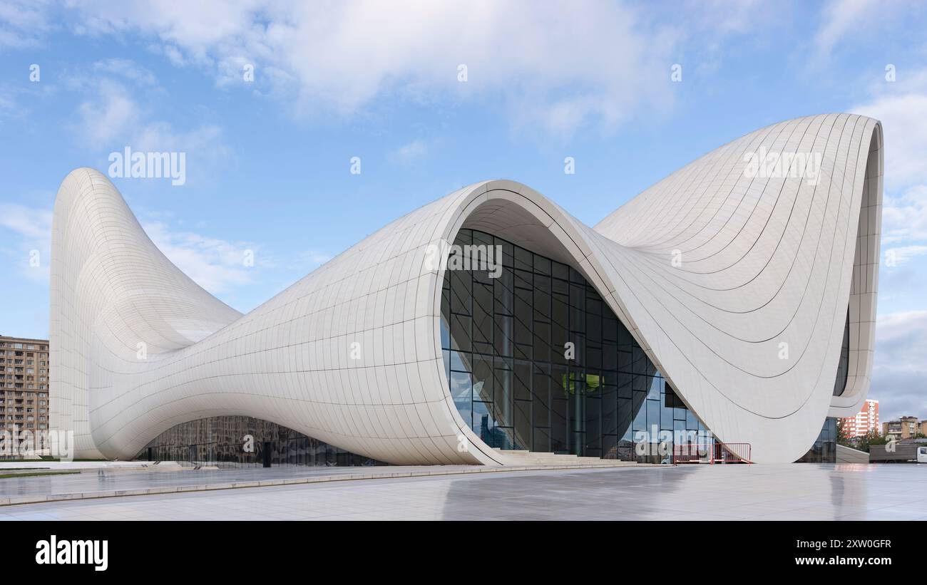 L'emblématique Centre Heydar Aliyev de Bakou, en Azerbaïdjan, présente ...