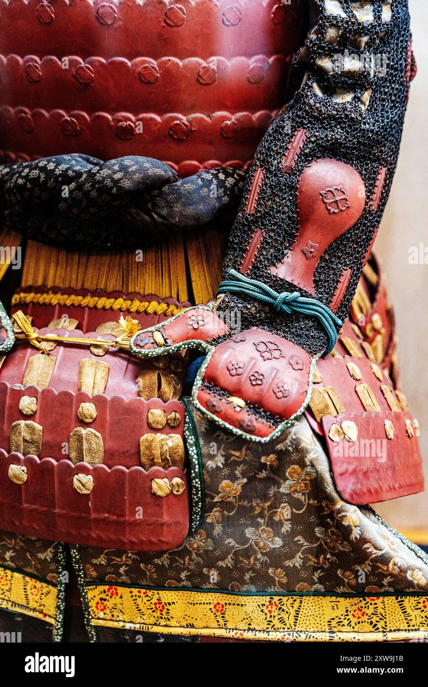 Détail d'une armure colorée de samouraï de la période Edo, exposée au ...