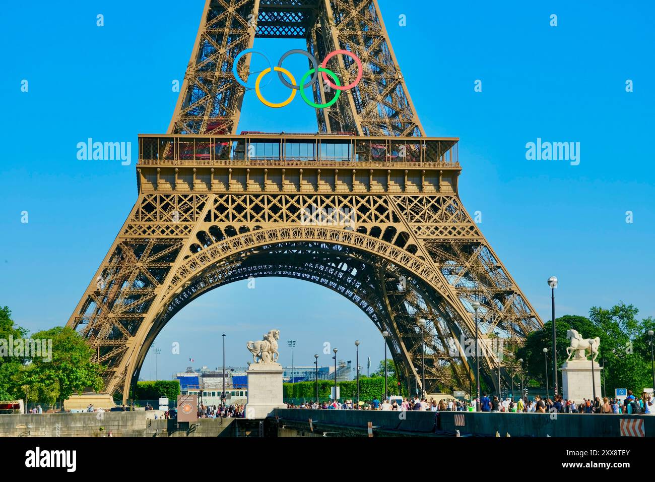 France, Paris, zone classée au Patrimoine mondial de l'UNESCO, la Tour Eiffel et les anneaux ...