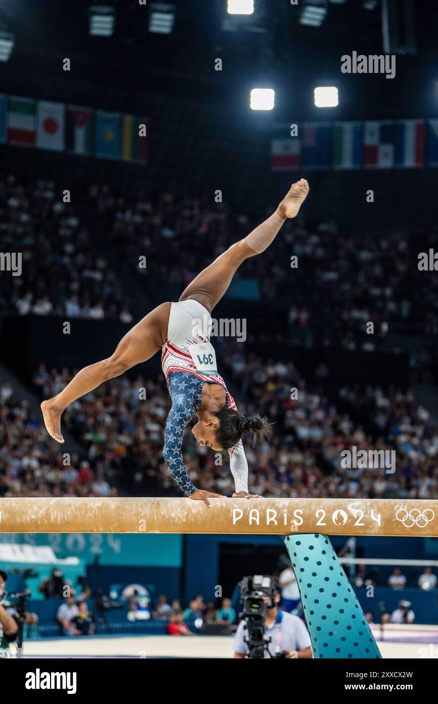 Simone Biles USA) concourt sur la poutre d'équilibre lors de l'équipe ...