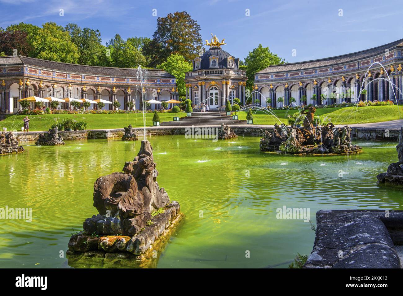 Grotte supérieure avec des éléments d'eau en face du Nouveau Palais ...
