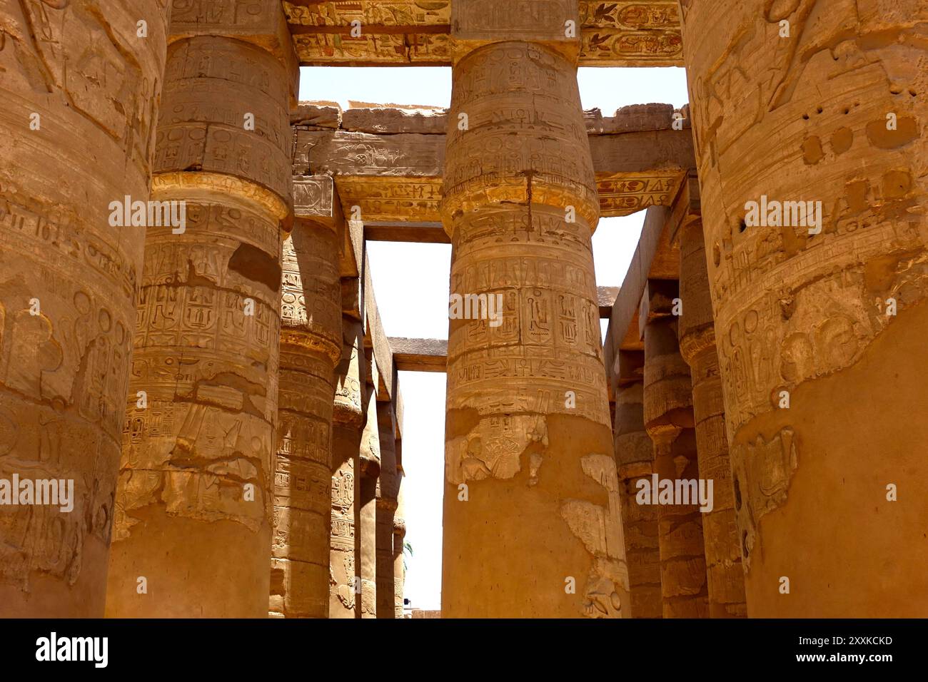 La vaste salle hypostyle du temple de Karnak présente d'imposantes ...