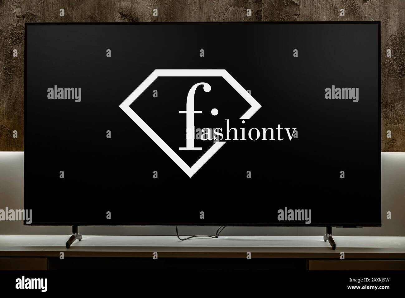 POZNAN, POL - 10 avril 2024 : téléviseur à écran plat affichant le logo ...