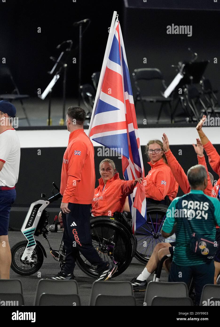 Les porte-drapeaux Terry Bywater et Lucy Shuker dirigent l’équipe ...
