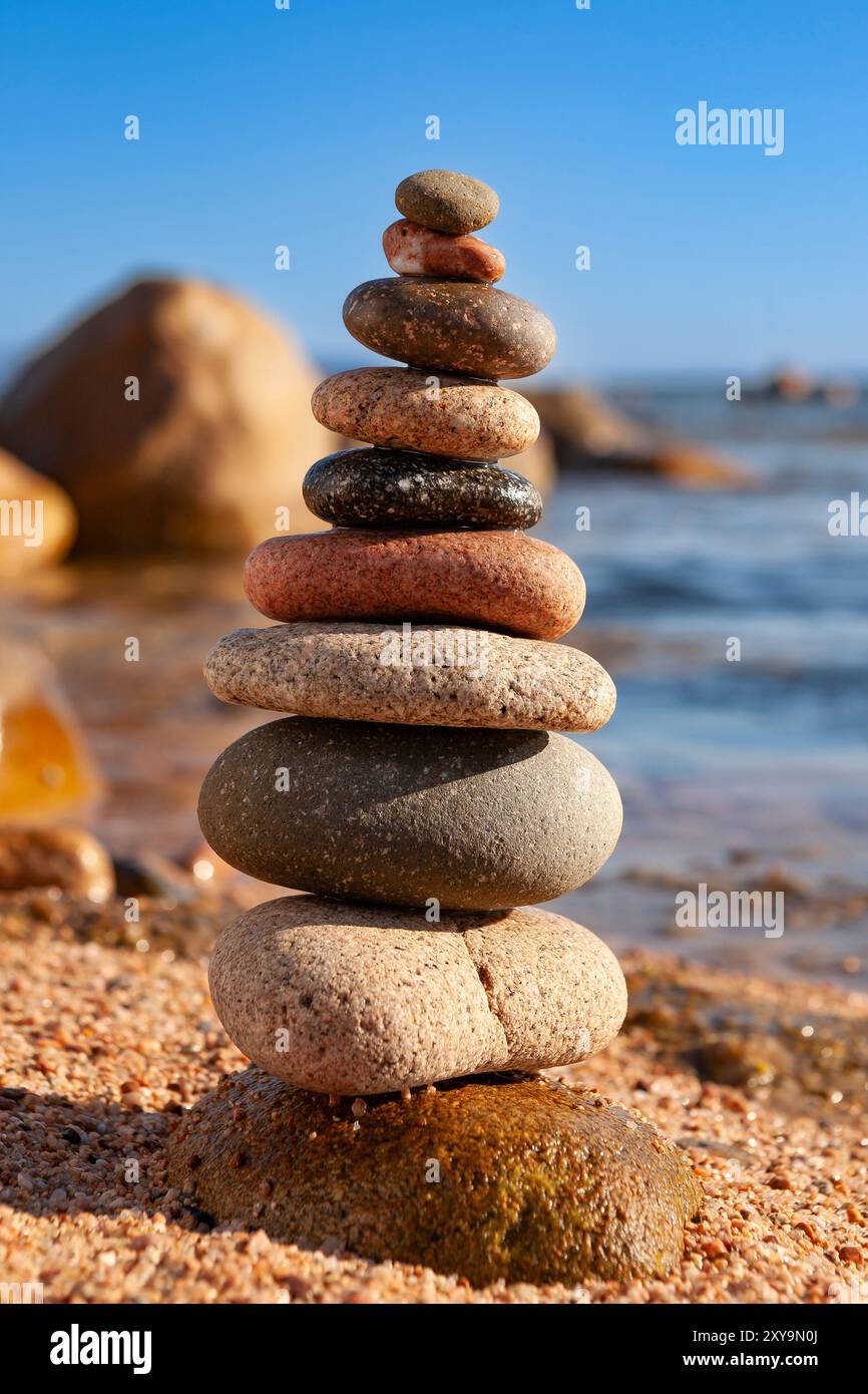 Zen comme des pierres. Pierres zen empilées. Pierres plates empilées au ...