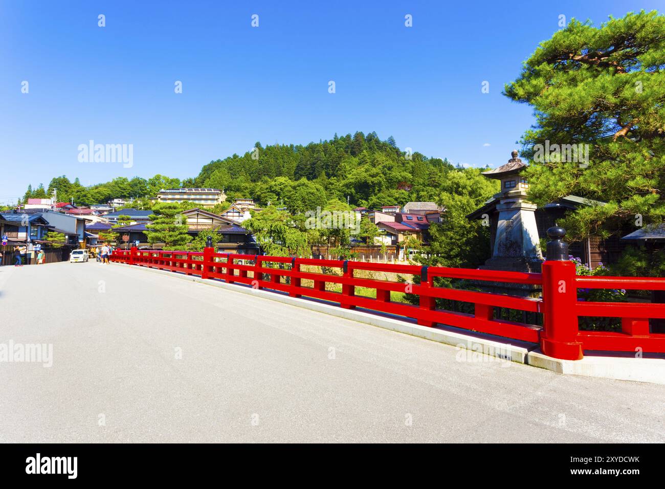 Le pont rouge vif Naka-Bashi marque l'entrée de la vieille ville ...