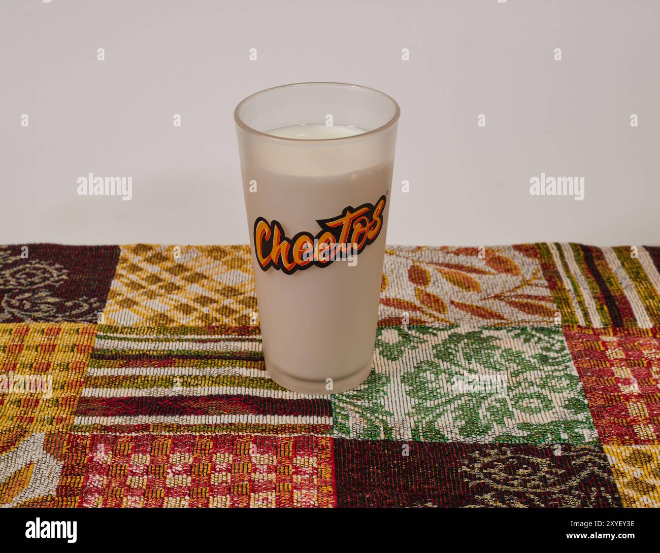 Cheetos croquant avec un verre de lait. Charles Elmer Doolin a inventé ...