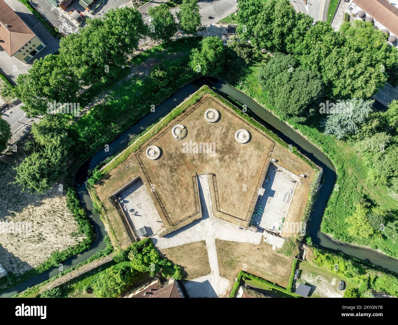 Vue aérienne du bastion incliné sur le mur médiéval de la ville ...