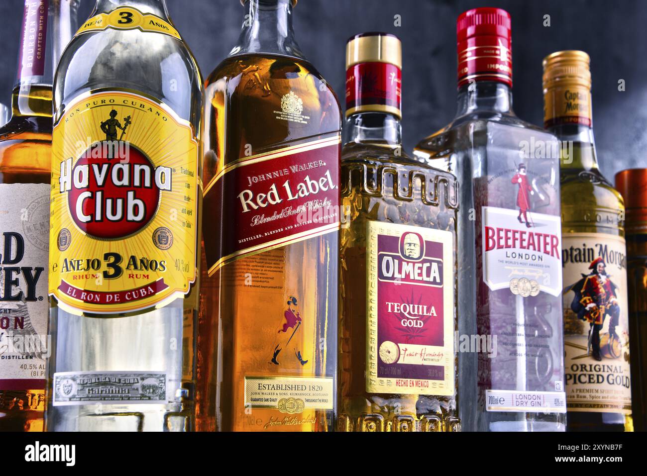 Assortiment de bouteilles d'alcool fort global brands Photo Stock - Alamy