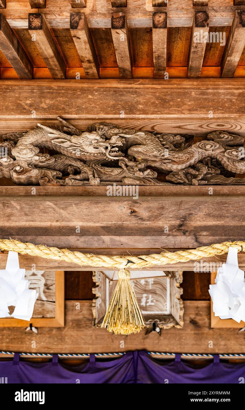 Sculpture en bois représentant un dragon à Jozan Inari Jinja, un ...