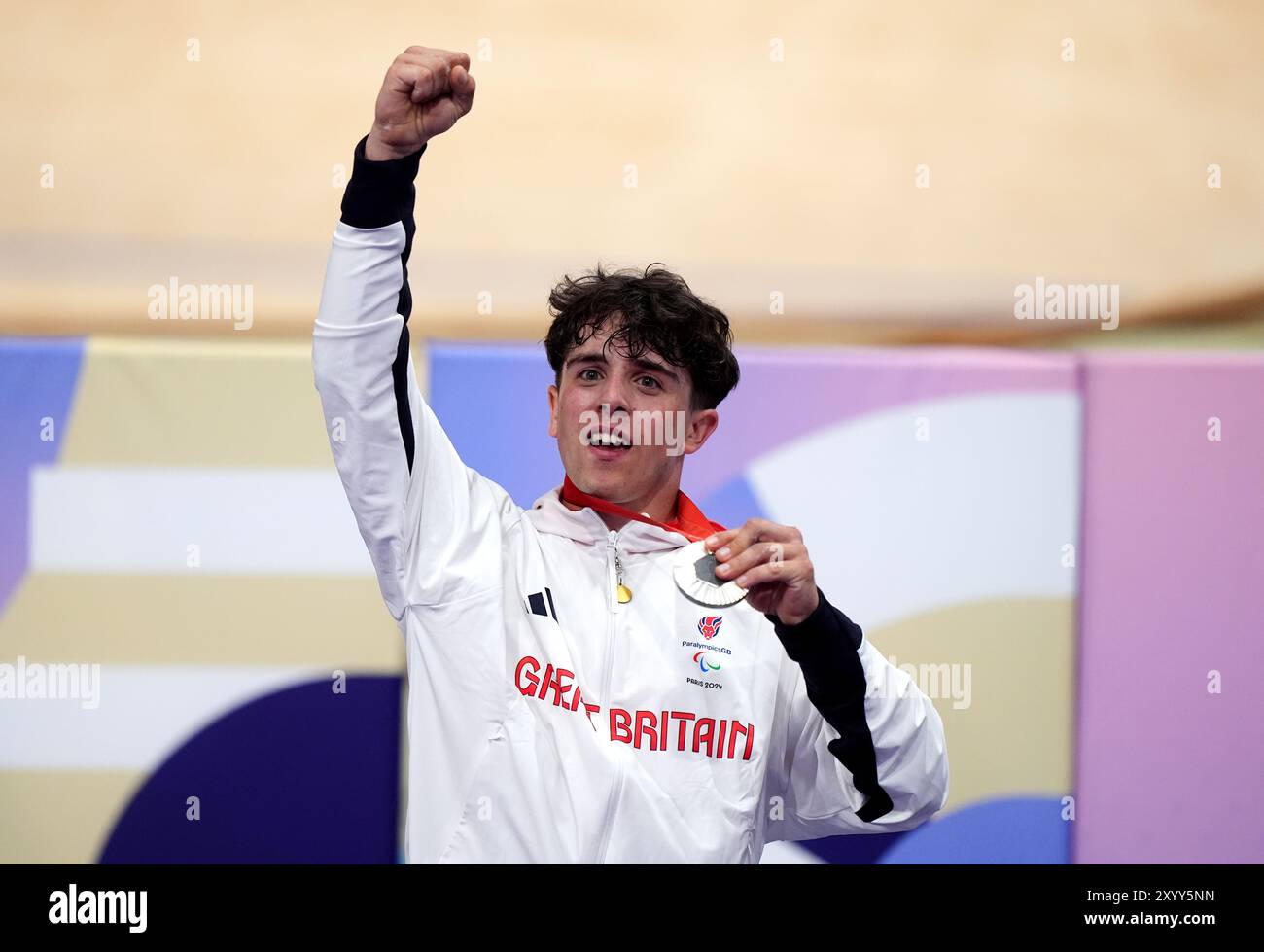 Archie Atkinson de Grande-Bretagne célèbre avec la médaille d'argent ...