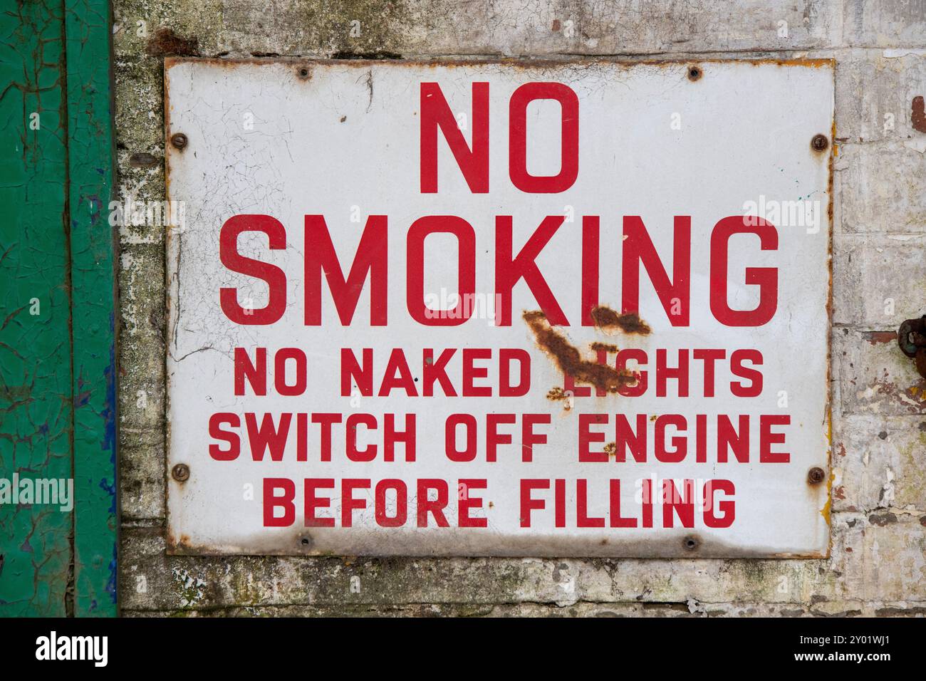 Petrol station sign no smoking Banque de photographies et d’images à ...