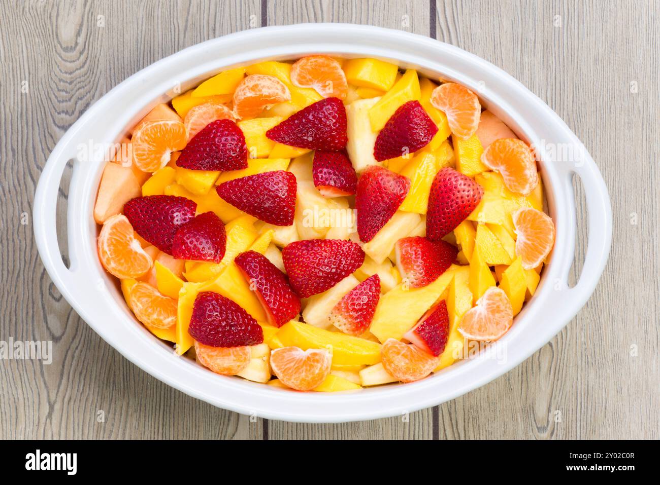 Une salade de fruits mélangés brillante et colorée avec fraises ...
