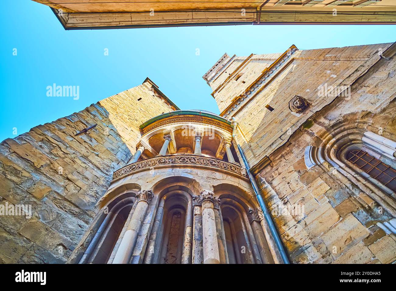 Les détails architecturaux de l'extérieur de la basilique de Santa ...