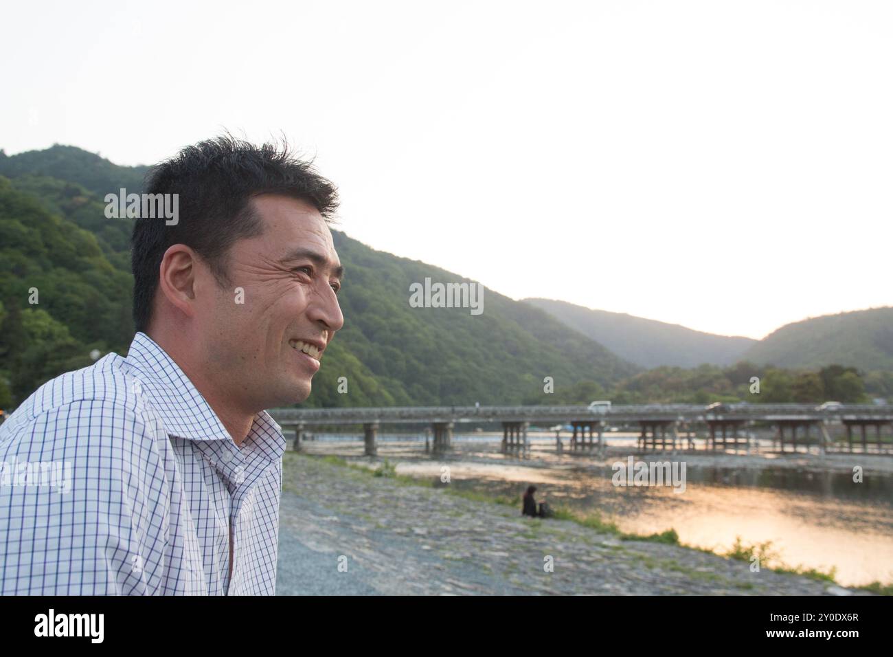 Homme de profil qui marche extérieur Banque de photographies et d’images à haute résolution - Alamy