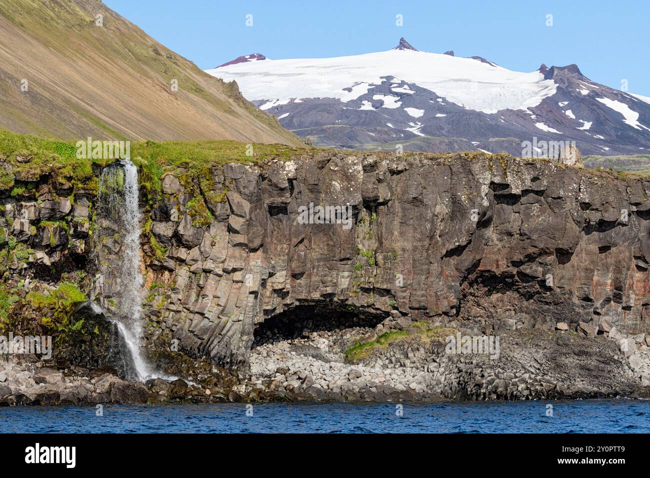 Côte avec falaise, cascade et volcan de Snæfellsjökull vu du bord de l ...
