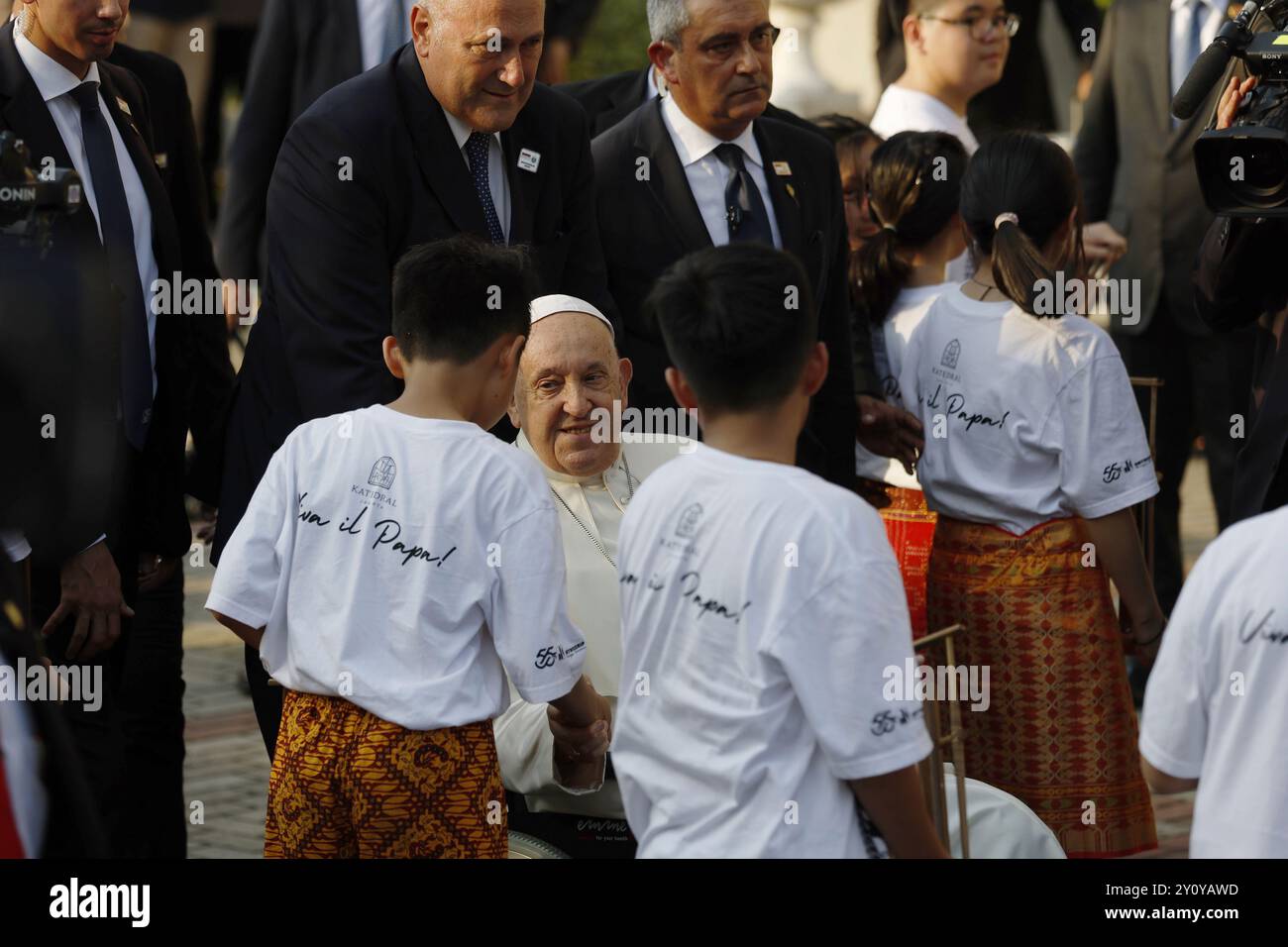 Pope Francis greets children after their performance with the 'angklung ...