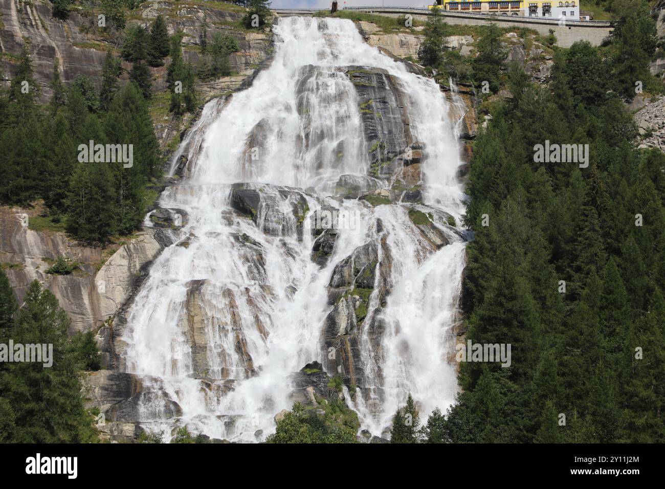 Photo d'une cascade prise de te front, sur le dessus de la cascade il y ...