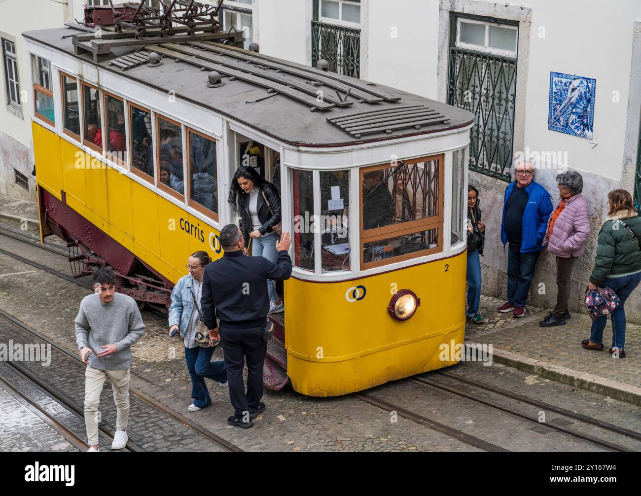 Lisbonne, tramway avec châssis incliné pour l'inclinaison jusqu'à Alto ...
