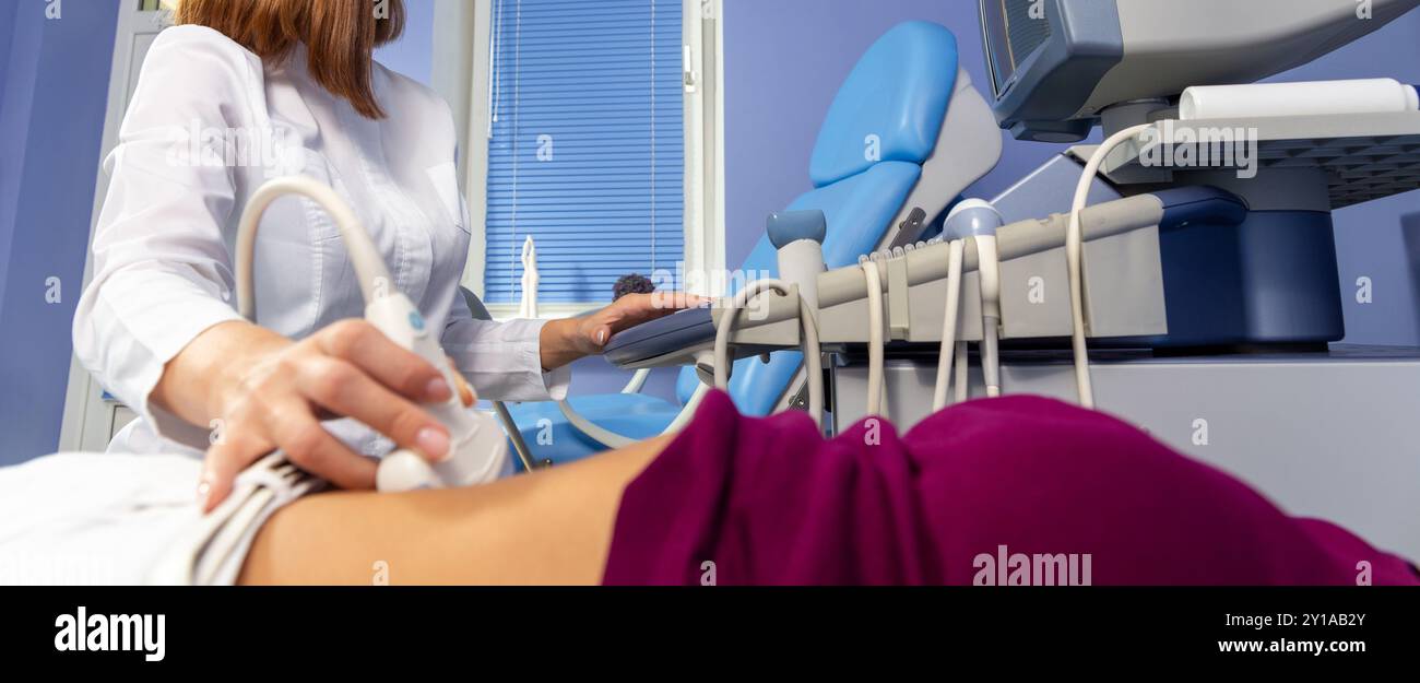 Le médecin effectue un diagnostic échographique de la cavité abdominale ...
