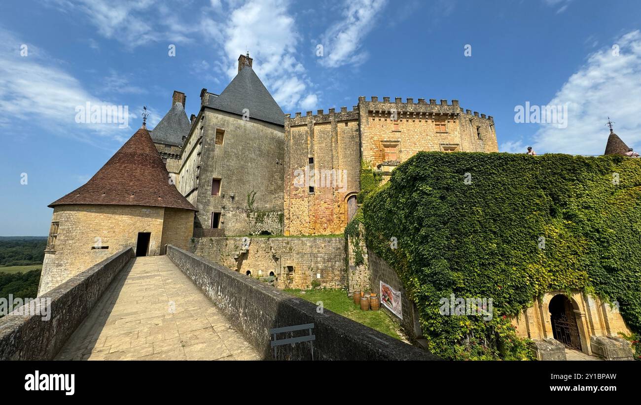 Chateau de biron Banque de photographies et d’images à haute résolution ...