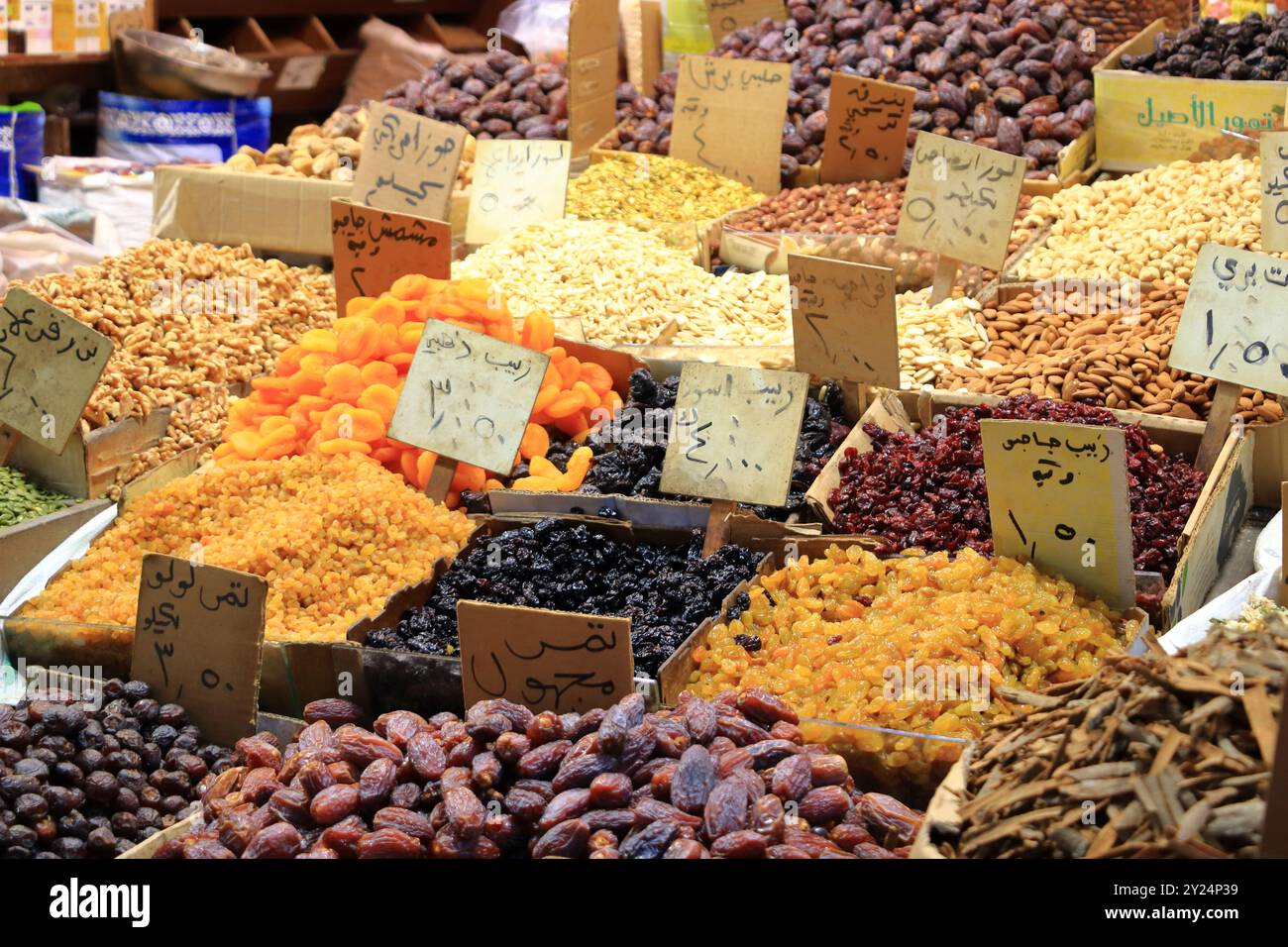 Graines fraîches et noix dans le souk traditionnel Al-Sukar dans la ...