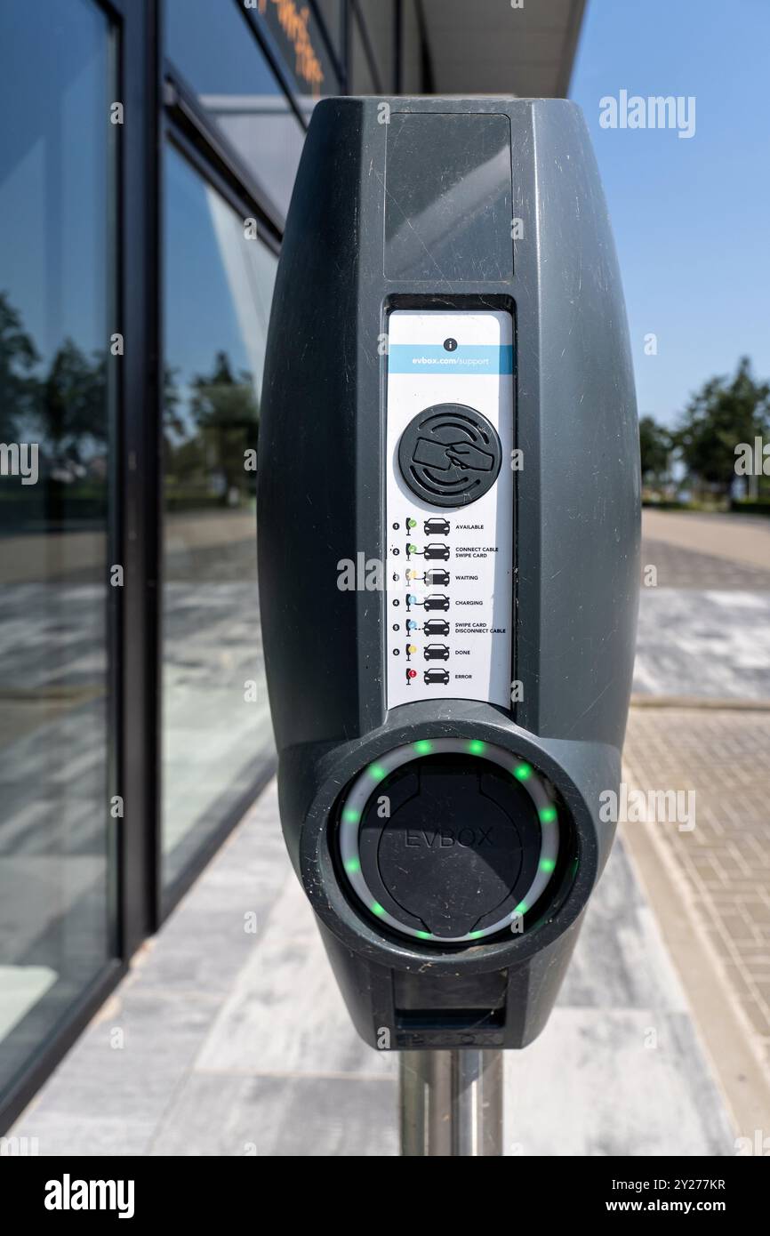 Borne de recharge evbox Banque de photographies et d’images à haute résolution - Alamy