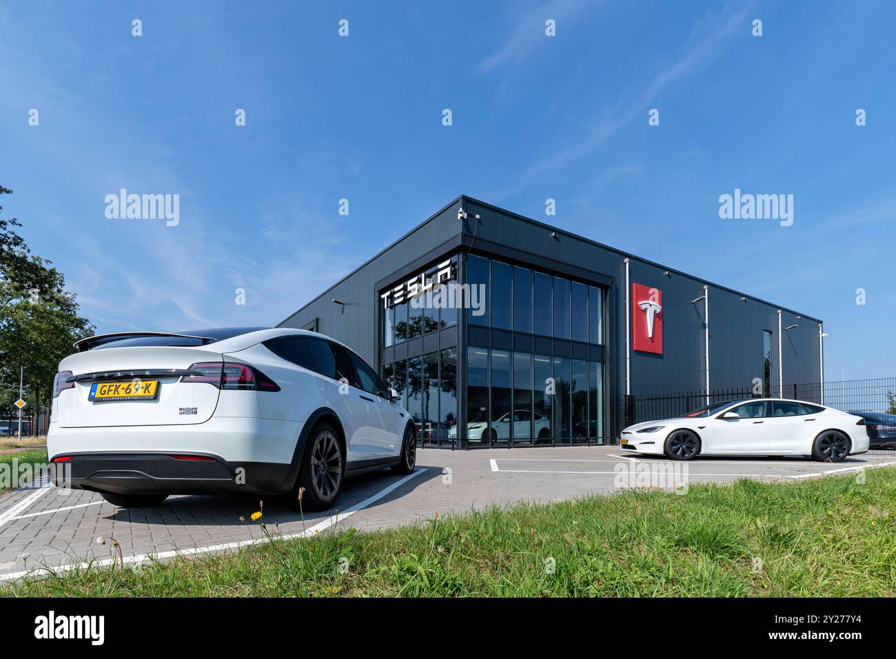 Tesla dealer Banque de photographies et d’images à haute résolution - Alamy
