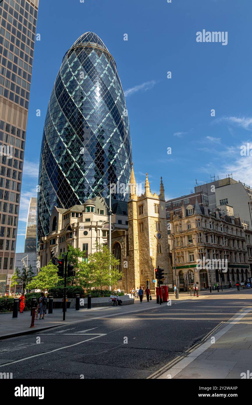 Le Gherkin a ouvert en avril 2004 et St Andrew Undershaft Church côte à ...