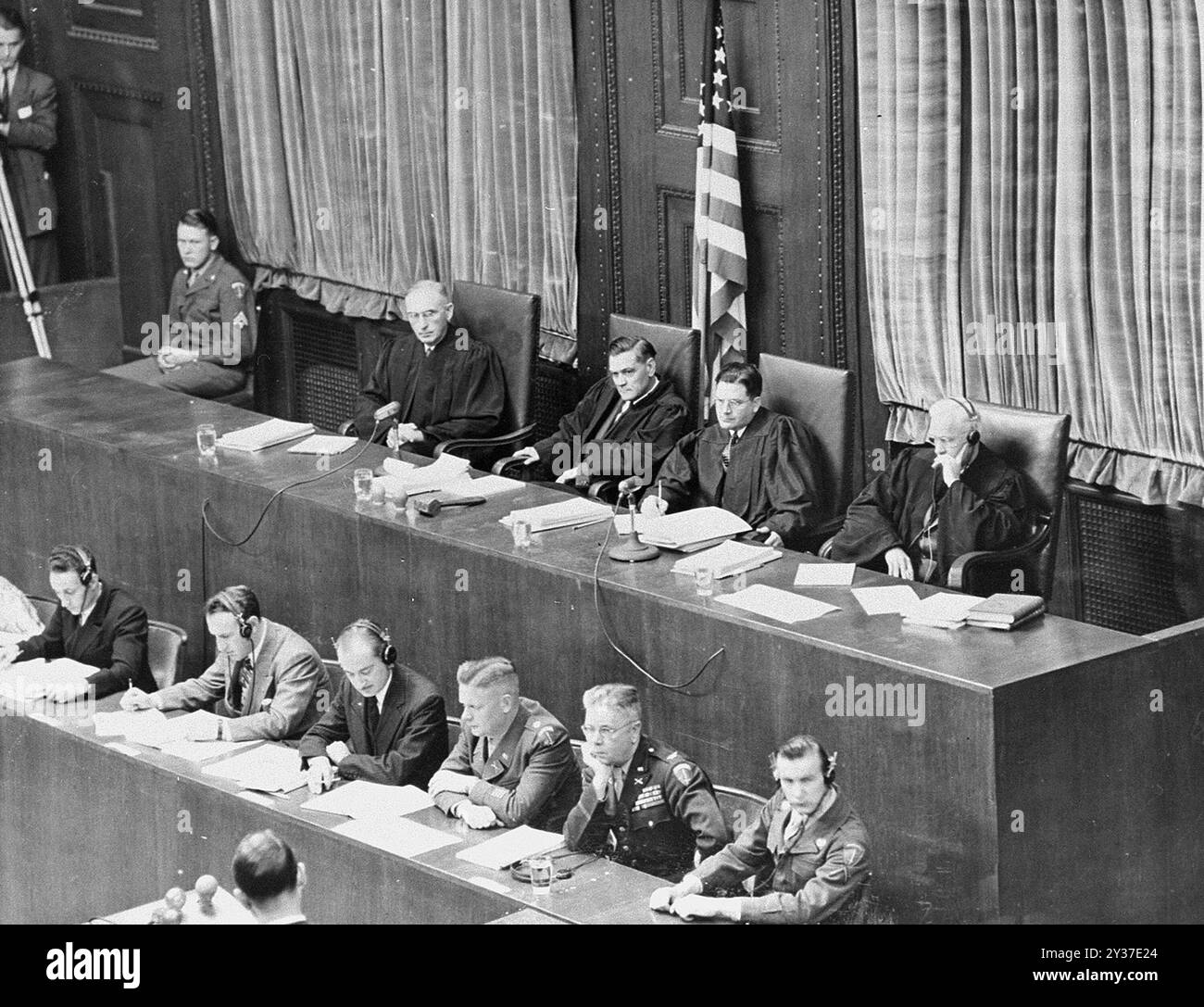 Les quatre juges du Tribunal militaire VI le premier jour du procès I.G ...
