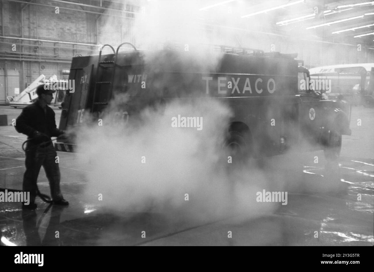 Airport aviation fuel truck jet Banque d'images noir et blanc - Alamy