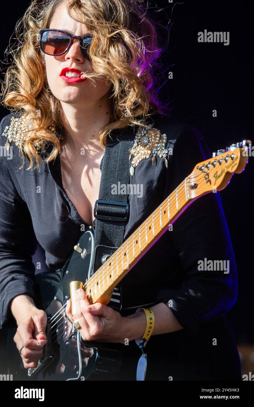 ANNA CALVI, CONCERT, GREEN MAN FESTIVAL 2014 : Anna Calvi jouant un ...