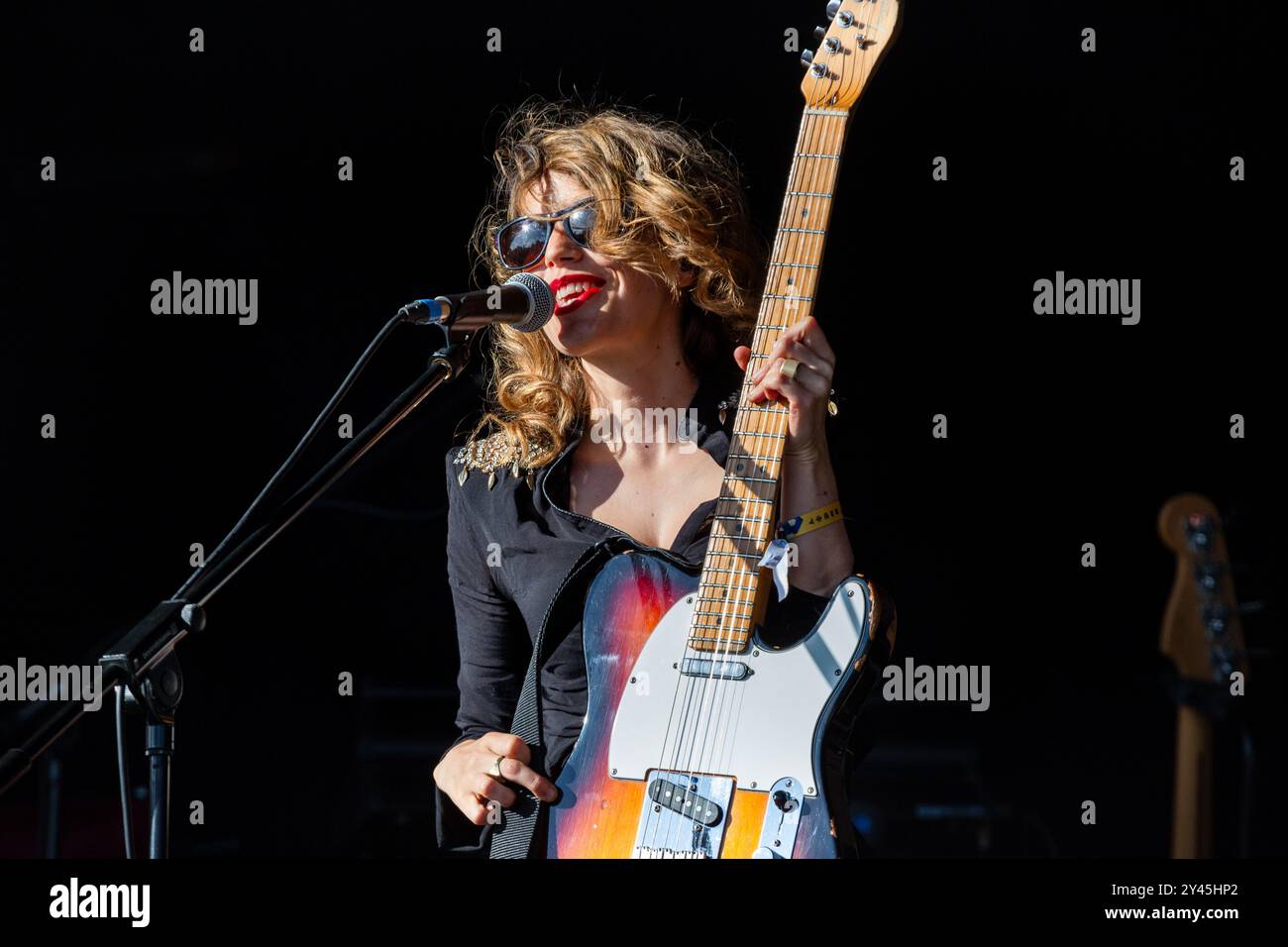 Anna calvi en train de jouer Banque de photographies et d’images à ...