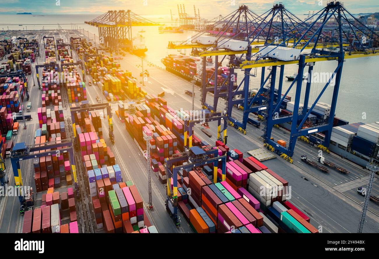 Logistique et transport du cargo conteneur au port de navire. Camion ...